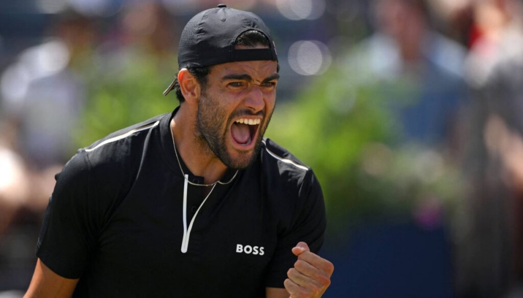 Wimbledon, Matteo Berrettini gets a pebble off his shoe - Sportal.eu