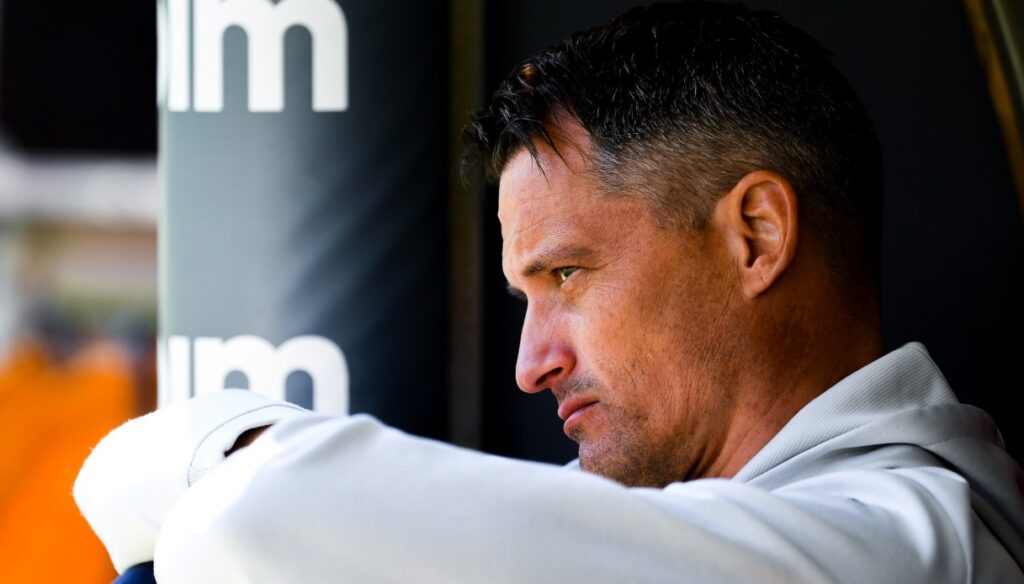 Alexander Blessin pulls the ears of his - Sportal.eu