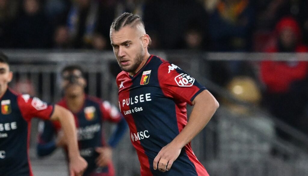 George Puscas says goodbye to Genoa and dresses in red and white ...