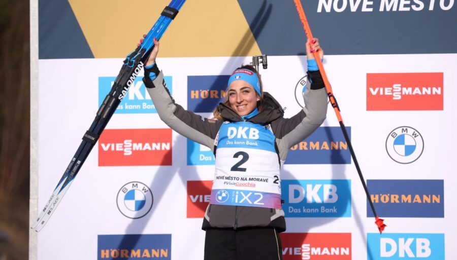Lisa Vittozzi again to medal: she is silver in the rainbow mass start ...