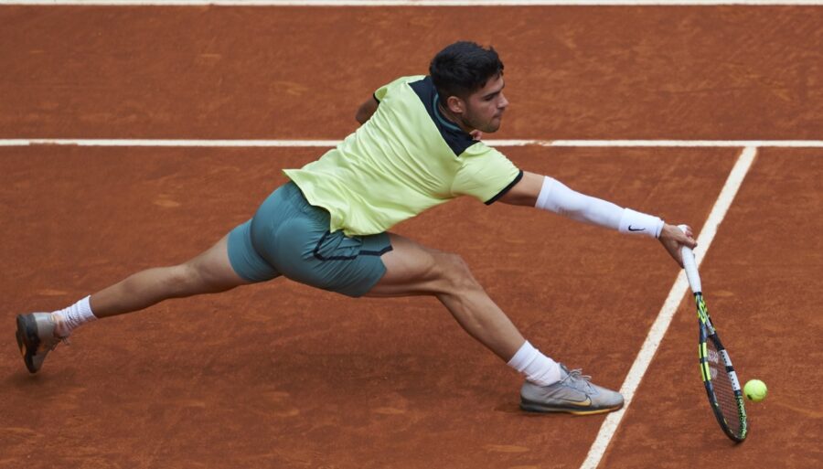 Carlos Alcaraz wins in pain and updates on his arm - Sportal.eu