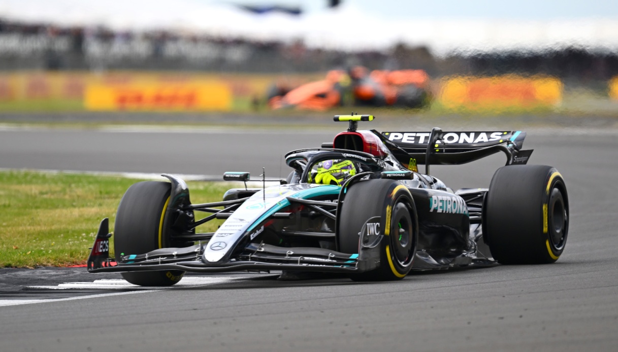 F1: Lewis Hamilton, victory and tears at Silverstone. Verstappen on ...