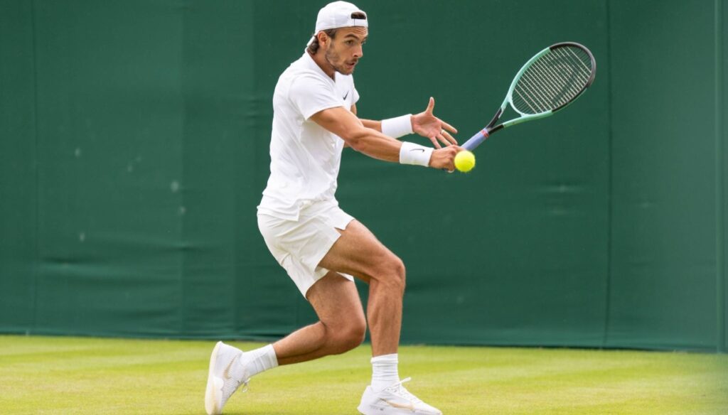 Lorenzo Musetti wins derby with Luciano Darderi at Wimbledon - Sportal.eu