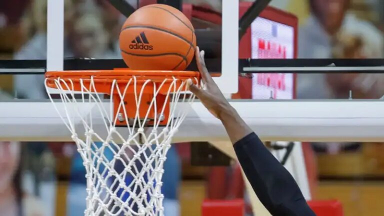 A surreal end to the game: the last-ditch own basket is called off ...